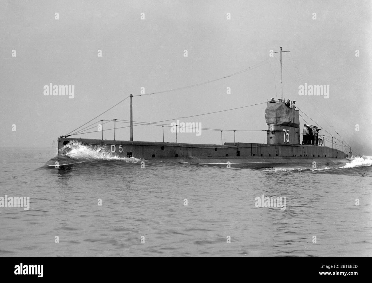 British Royal Navy . Officers and crew of HM submarine D5 . 1914 HMS D5 ...