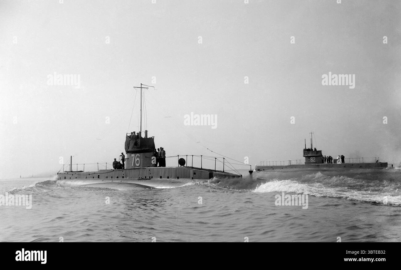 British Royal Navy . Officers and crew of HM Submarines D6 and E2 out ...