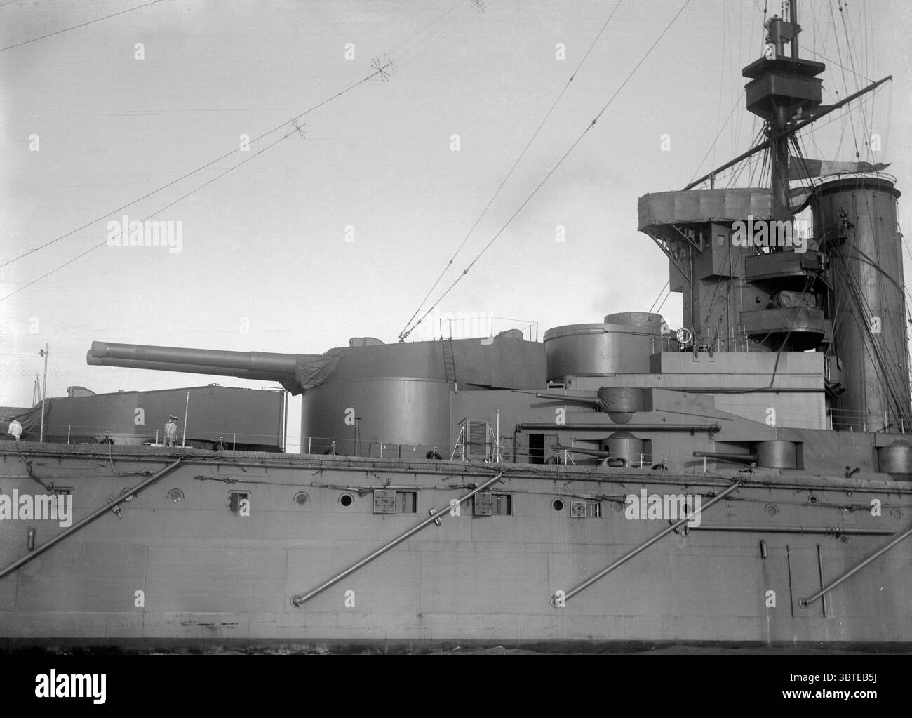 British Royal Navy . The 13 .5 inch guns of the battlecruiser HMS Queen ...