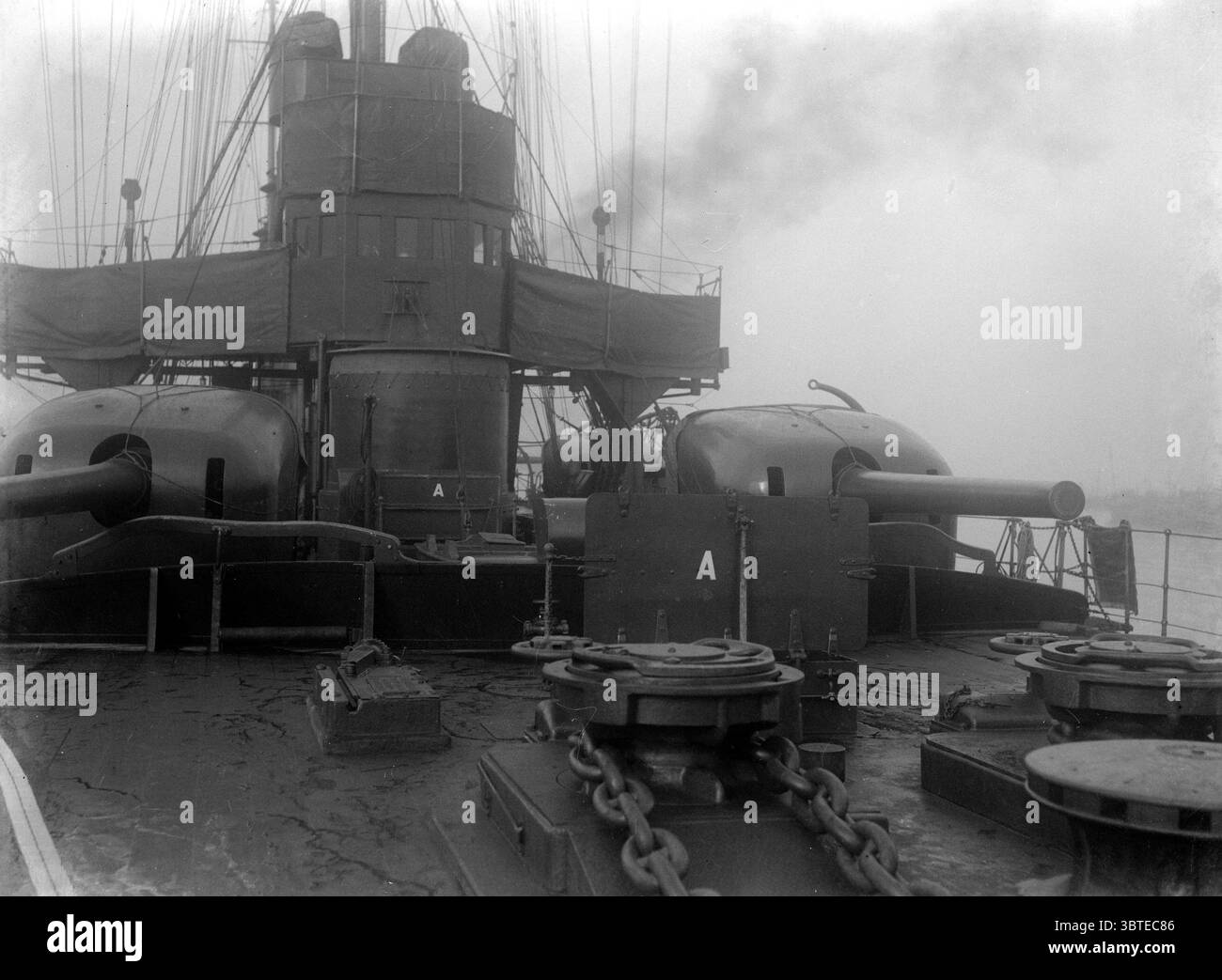 HMS Birmingham of the Royal Navy Bow 6 in Guns . 1914 Stock Photo - Alamy