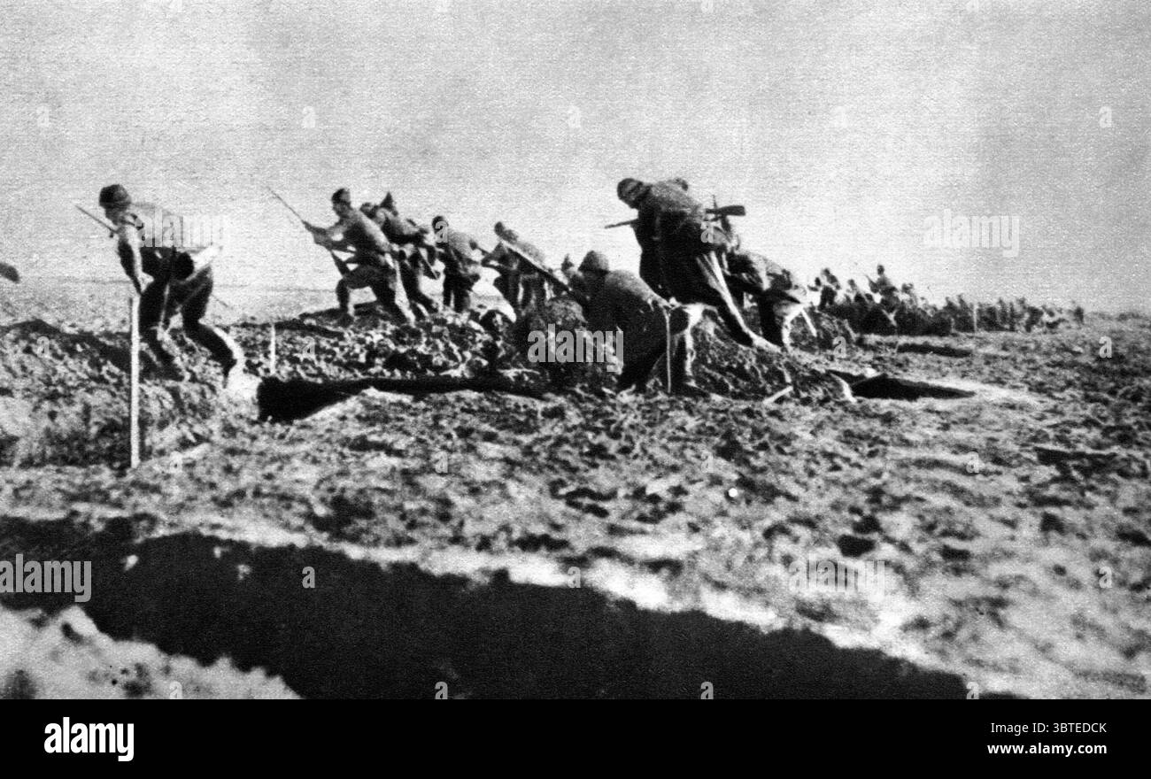 First World War Allah il Allah din din din : Turkish infantry attacking ...