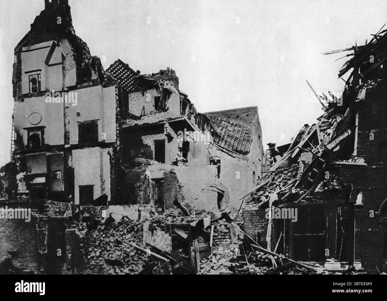 First World War We bombed the fortress of London successfully : Damage ...