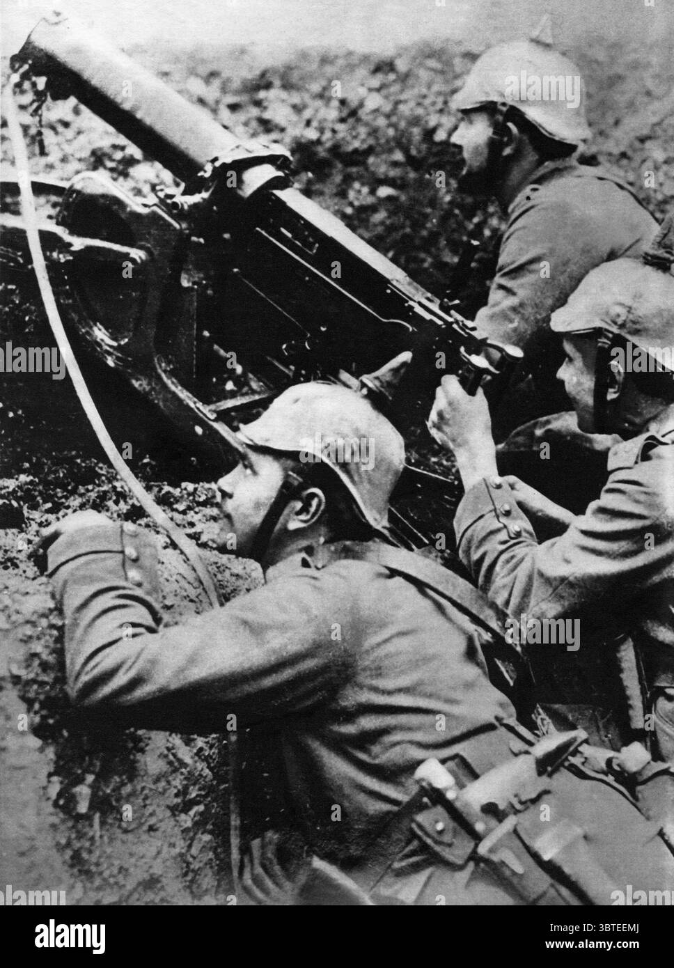 First World War Machine gun , attended : German soldiers waiting for ...