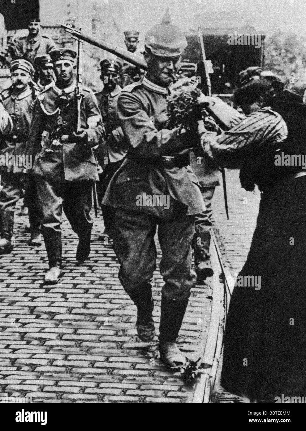 World War One German troops marching off to war - Auf Wiedersehen ...