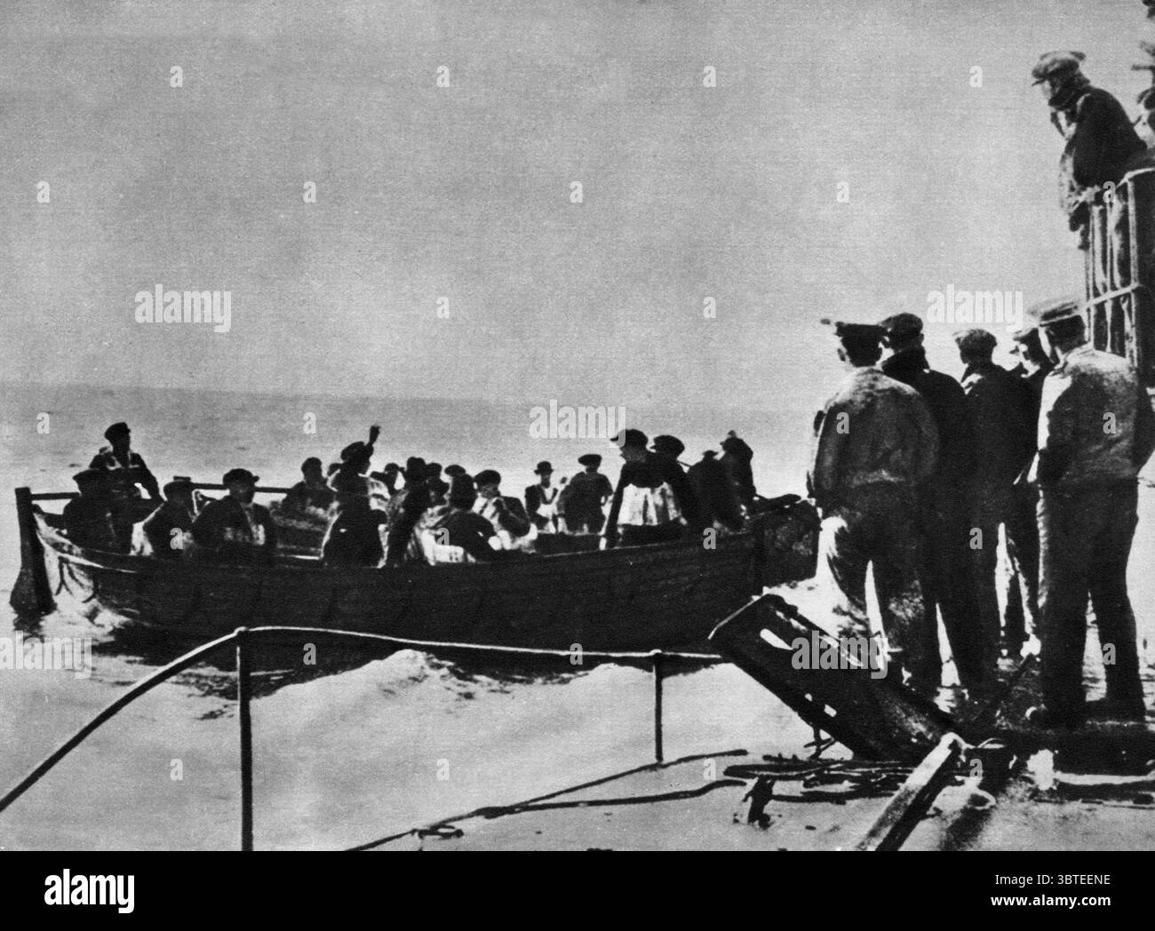 First World War Tell your Captain to come aboard : Crew of a torpedoed ...