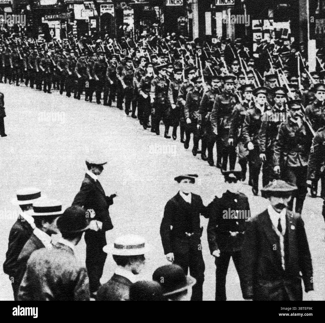 British soldiers goodbye ww1 Black and White Stock Photos & Images - Alamy