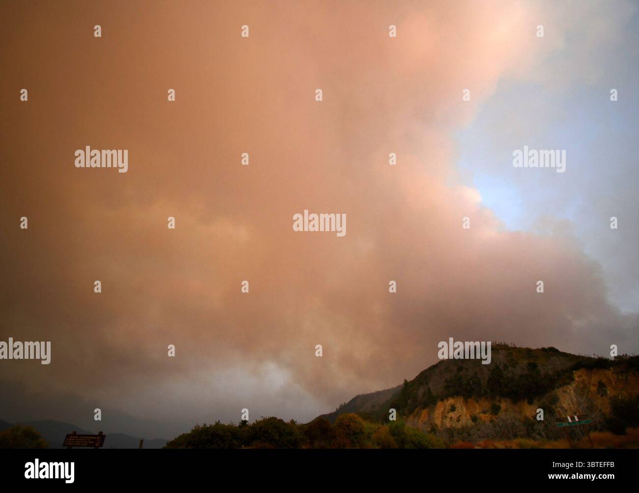Thick smoke rise from the Bobcat Fire in the Angeles National Forest ...