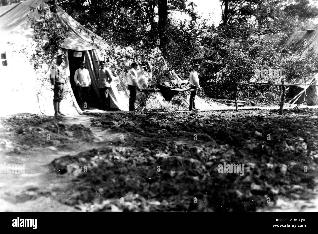 Stretcher bearers - 1916 Stock Photo - Alamy