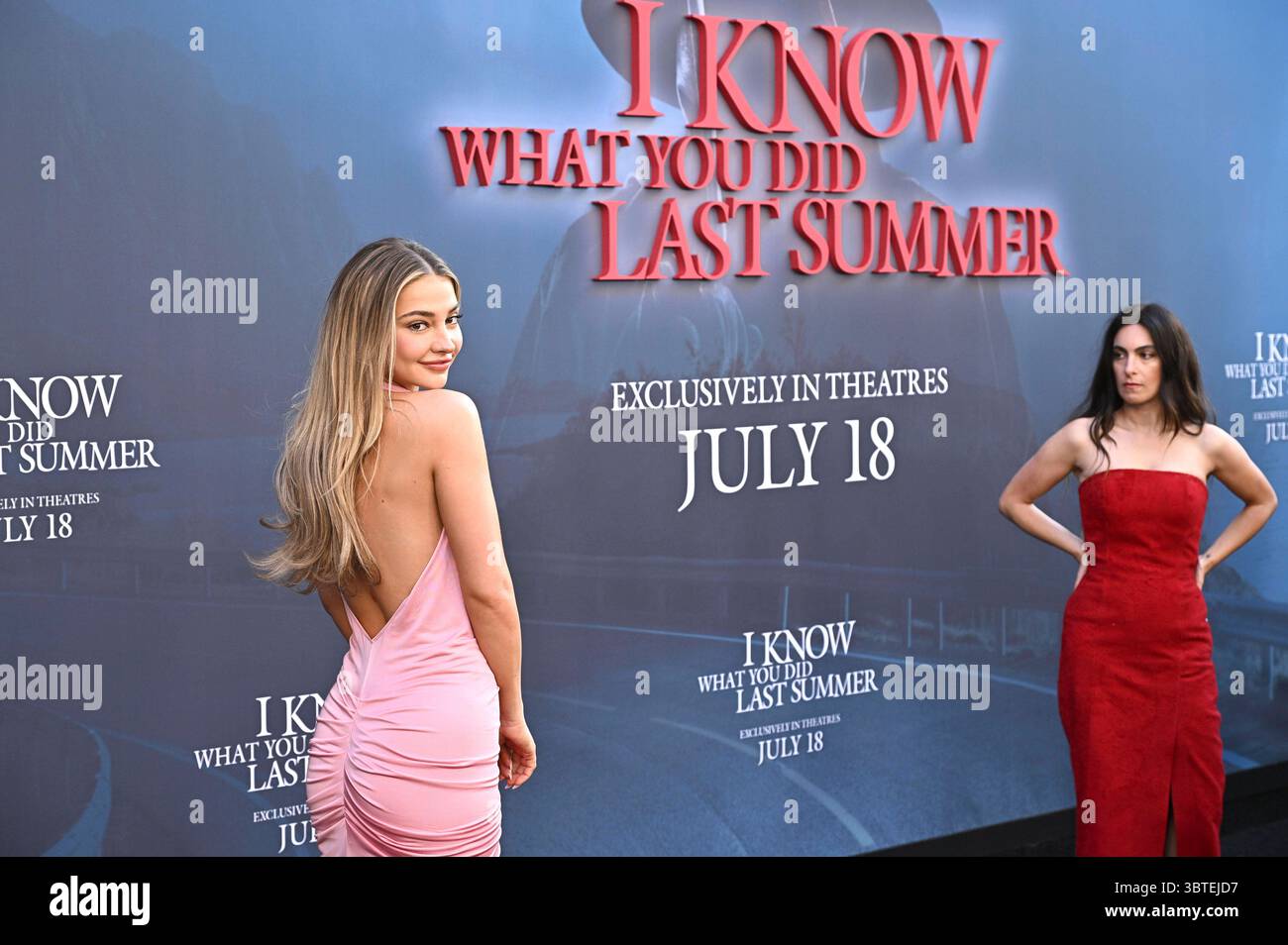 Madelyn Cline und Jennifer Kaytin Robinson bei der Weltpremiere des ...