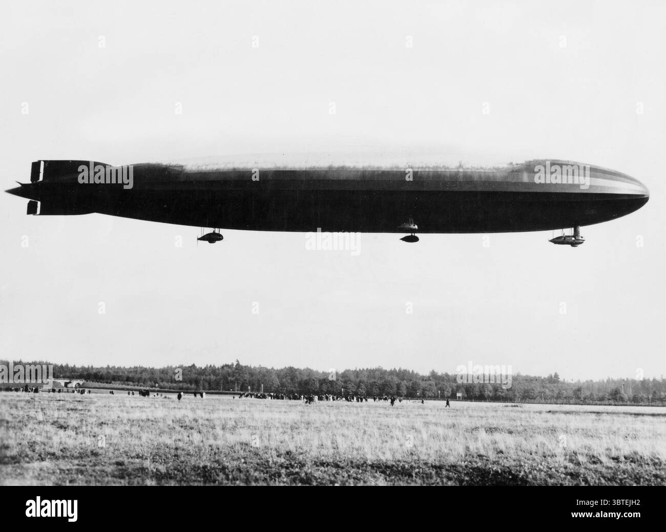 Zeppelin airship in WWI Stock Photo - Alamy