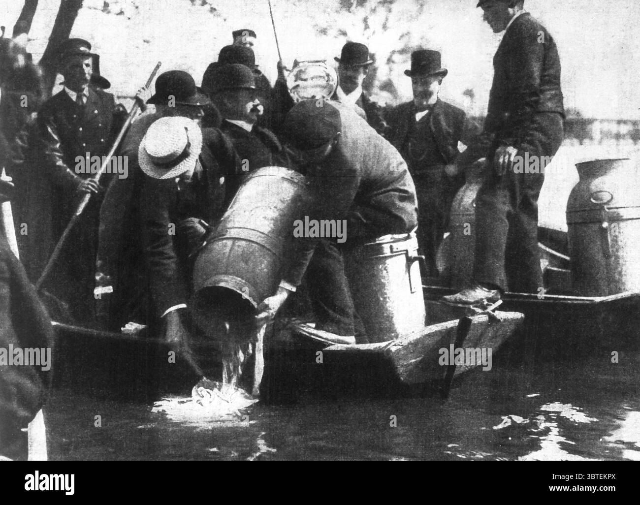 Thames river boats early twentieth century london hi-res stock ...