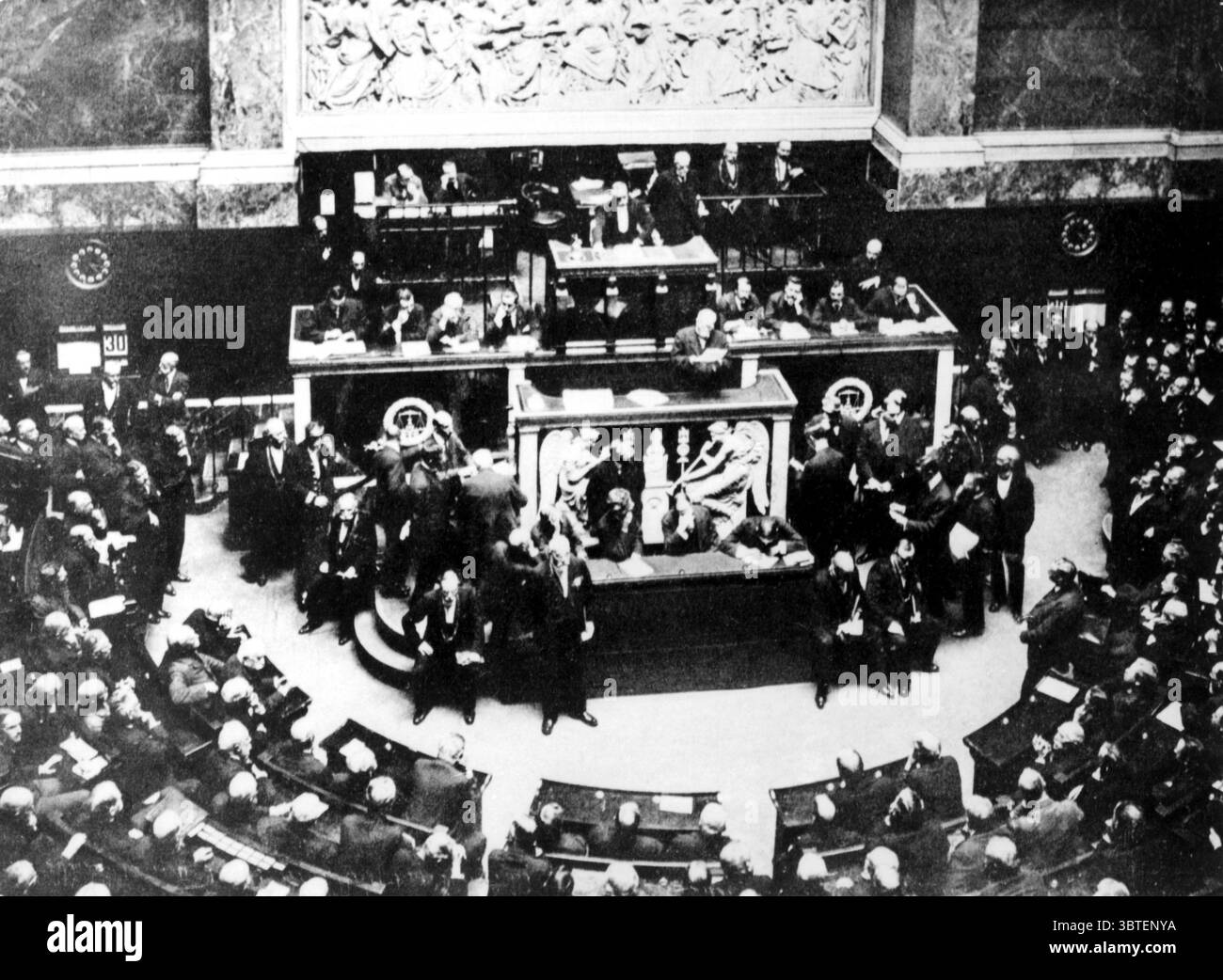 Signing the Treaty of Versailles. 28th June 1919 Stock Photo - Alamy