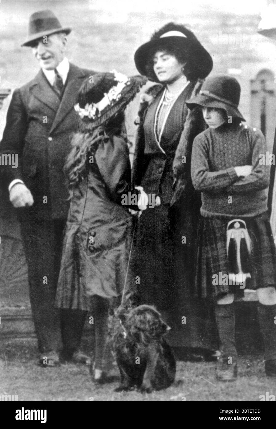 Queen Mother as a child with parents and brother David Stock Photo - Alamy