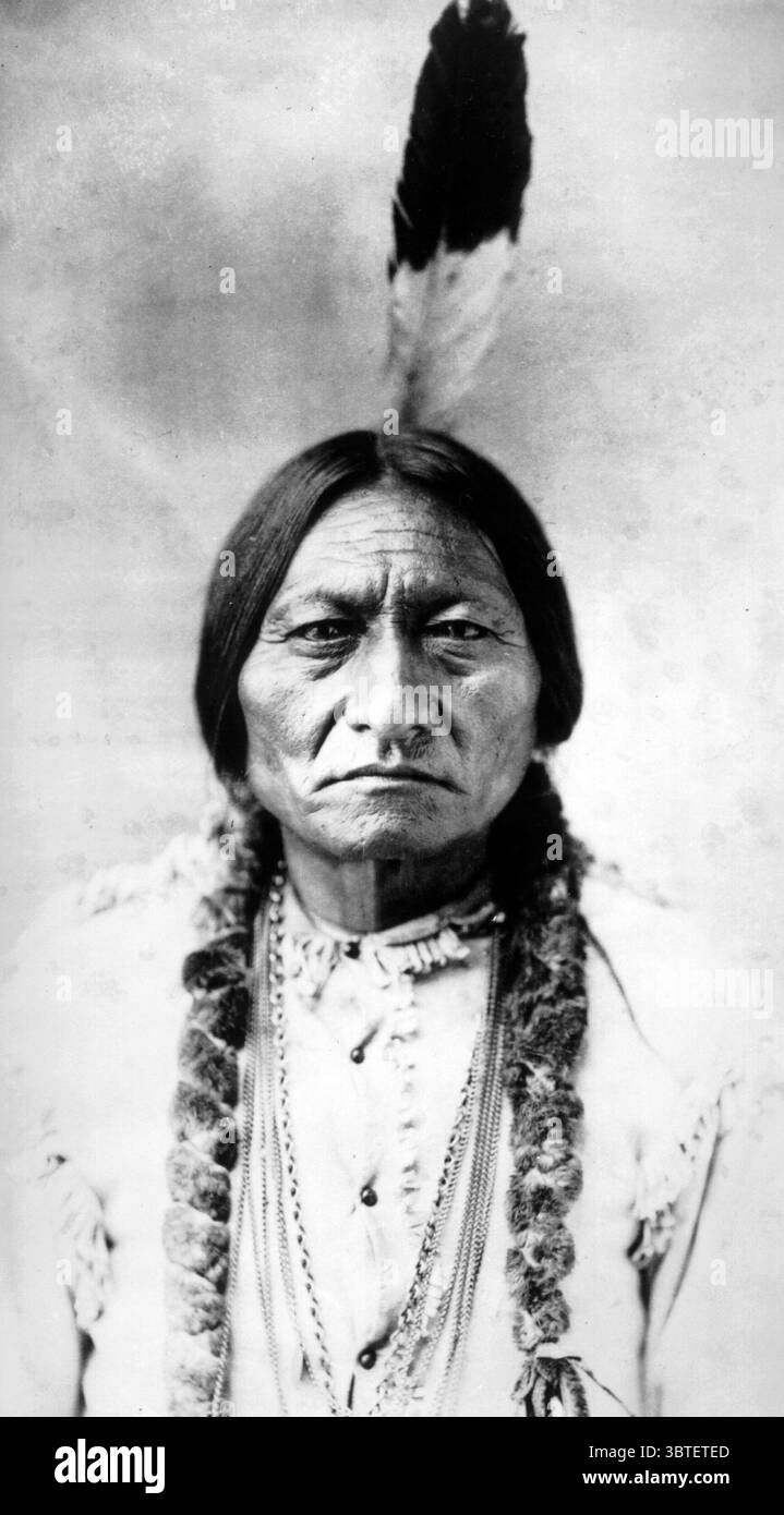 American indian chief sitting Black and White Stock Photos & Images - Alamy