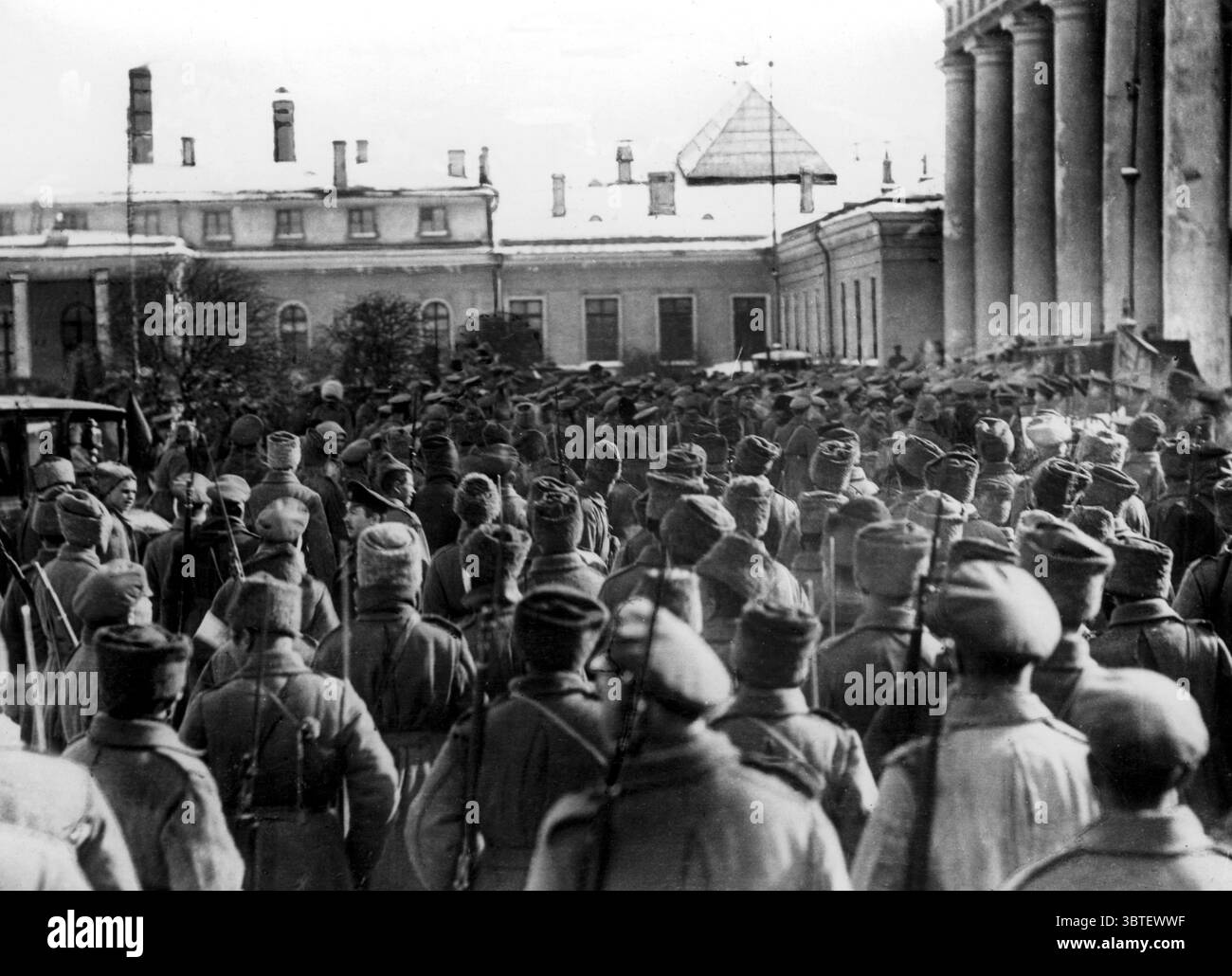 St Petersburg 1917 Red soldiers arrive to protect the Soviet Government ...