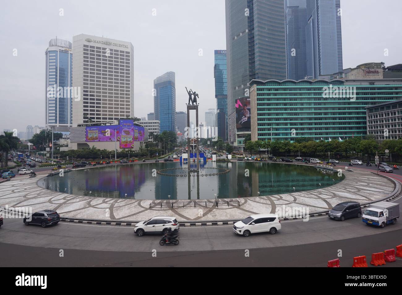 Bundaran HI featuring a central fountain with welcome statues (Patung ...