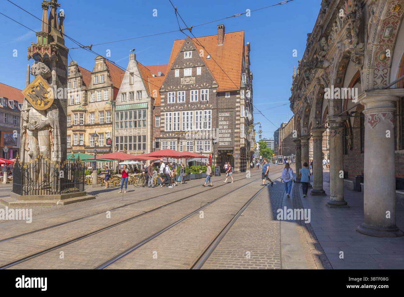 Market square with the Bremen Roland with sword and shield with ...
