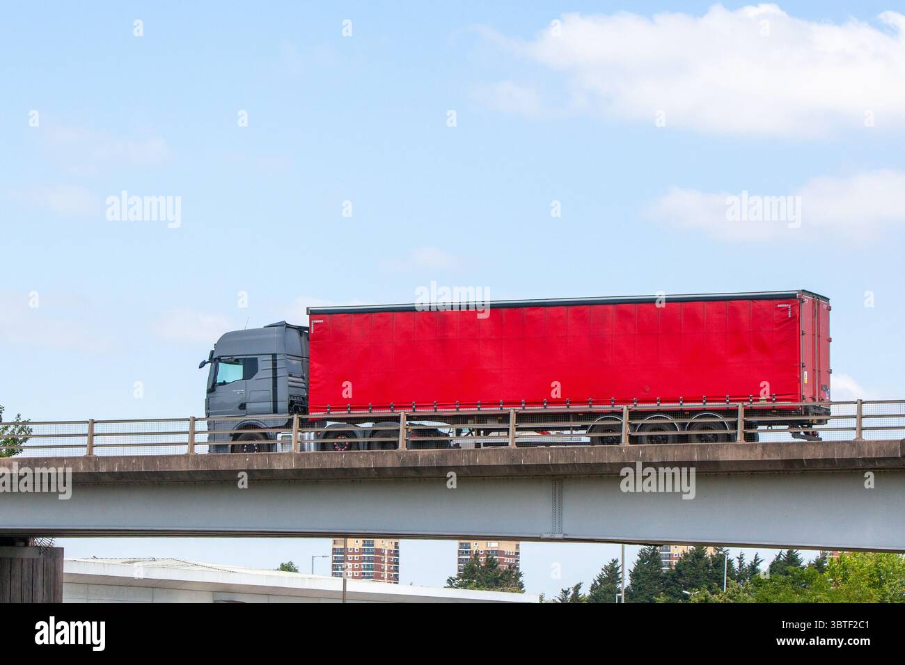 Grey sided lorry hi-res stock photography and images - Alamy