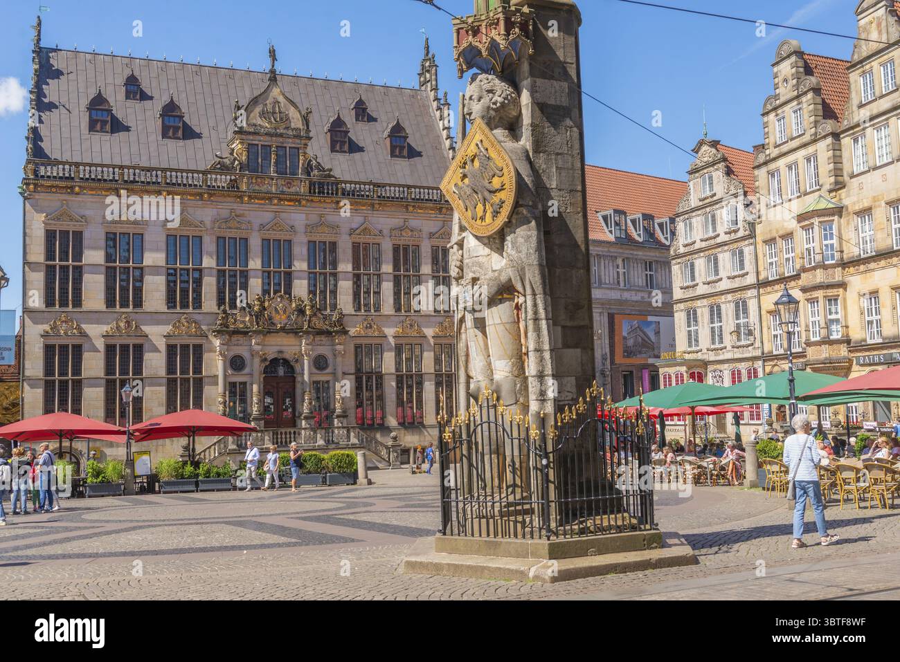 Market square with the Bremen Roland with sword and shield with ...