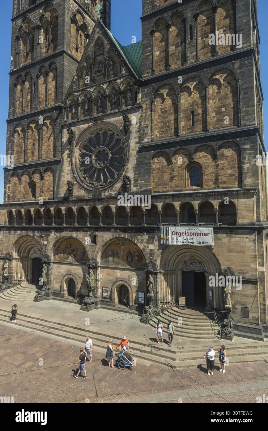 Church cathedral square style hi-res stock photography and images - Alamy