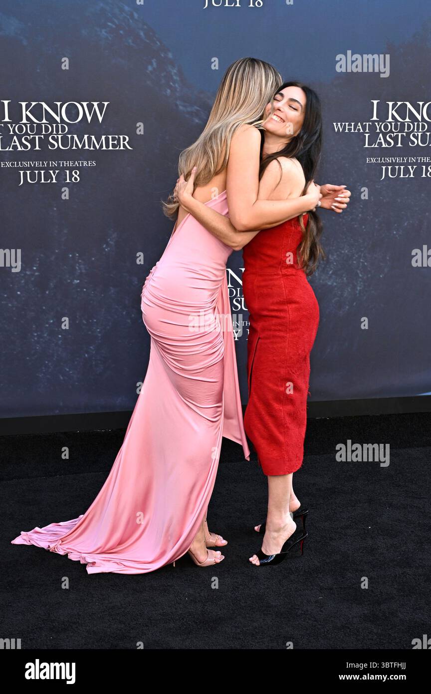 Madelyn Cline und Jennifer Kaytin Robinson bei der Weltpremiere des ...