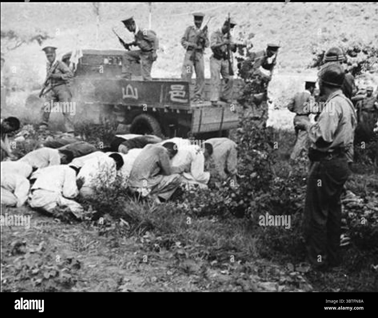 KOREAN WAR 1950-1953 Execution of South Korean political prisoners by ...