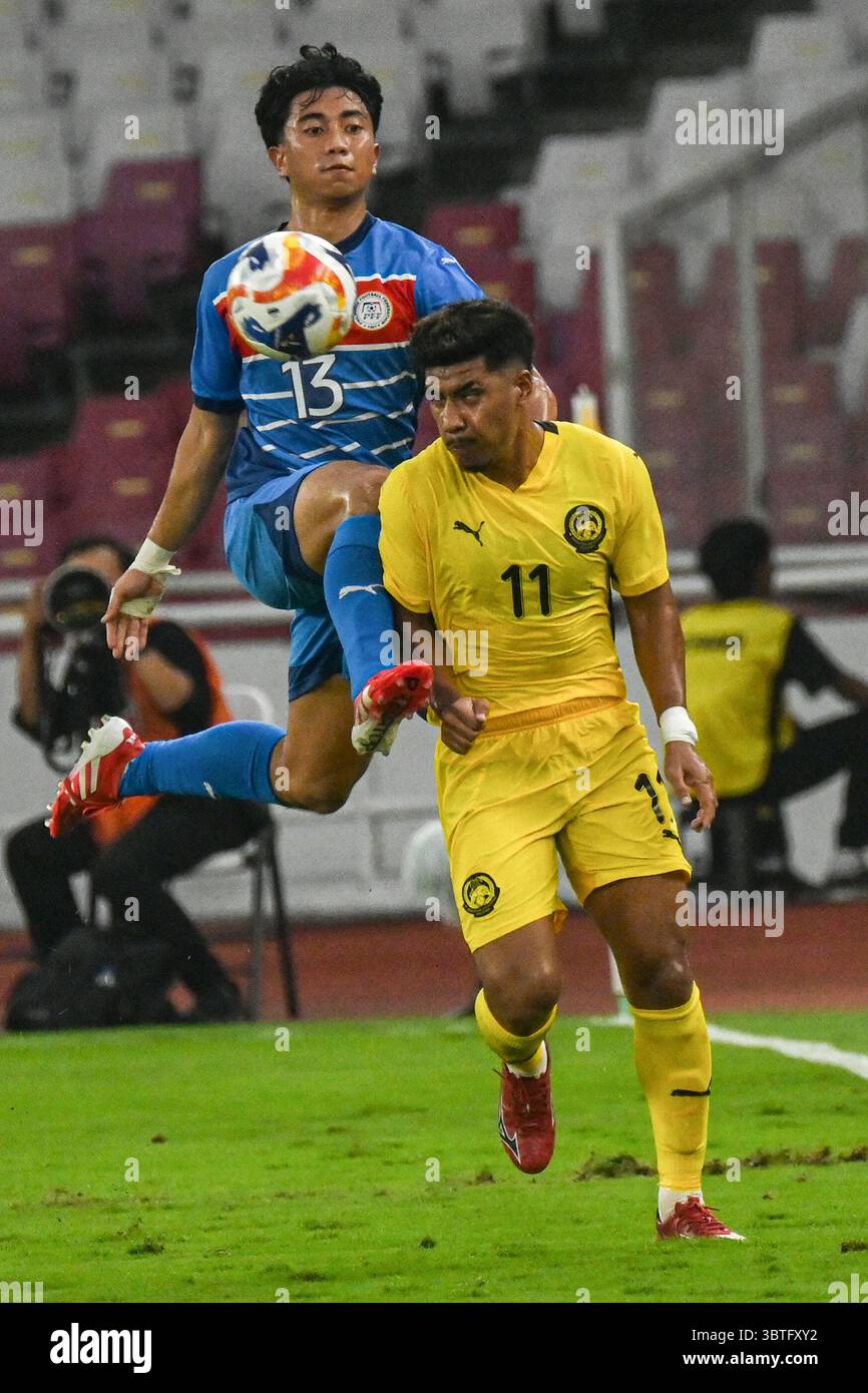 Jakarta, Indonesia. 15th July, 2025. Zachary Taningco (L) of the Philippines vies with Muhammad ...