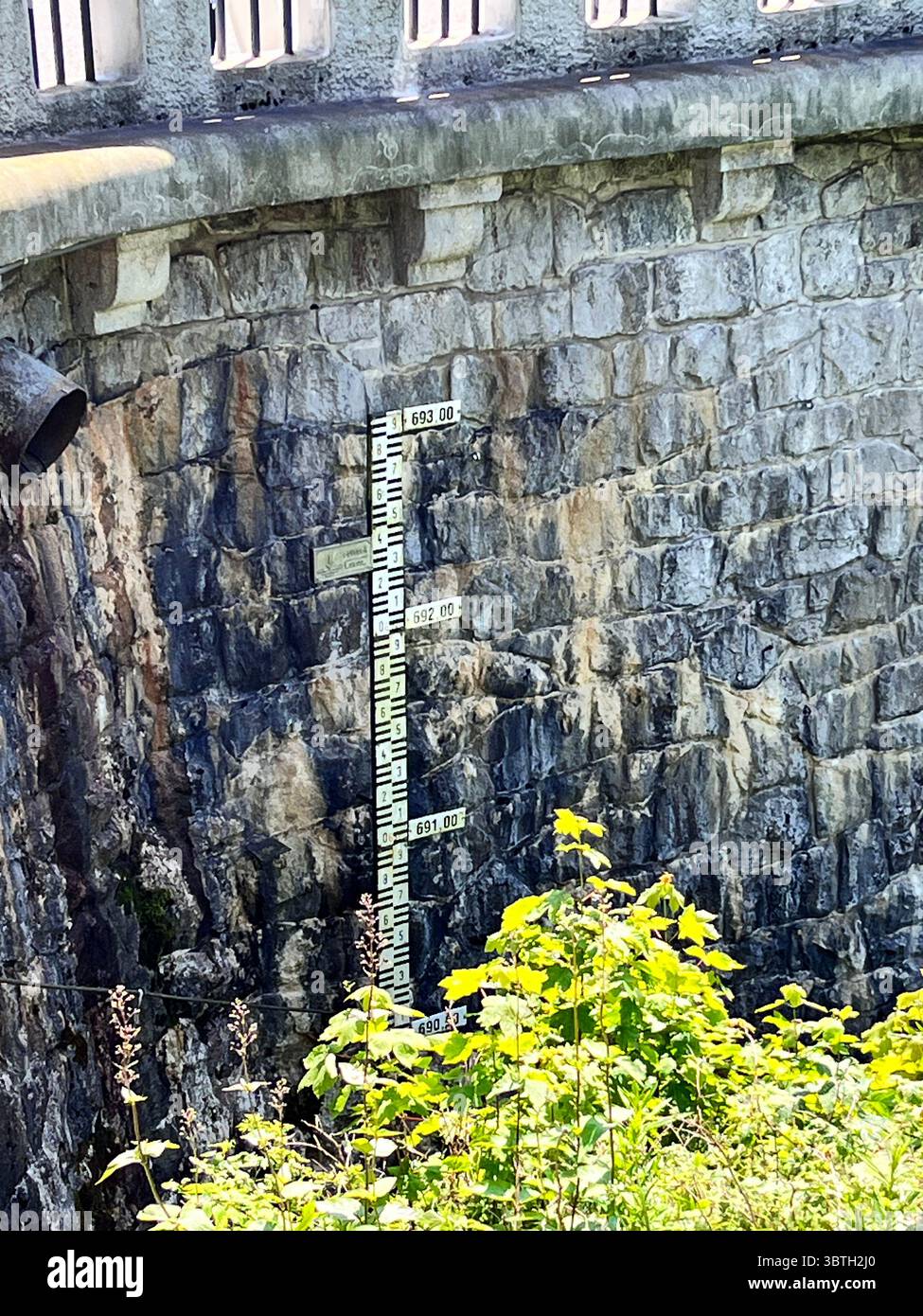 Water control structure gauge hi-res stock photography and images - Alamy