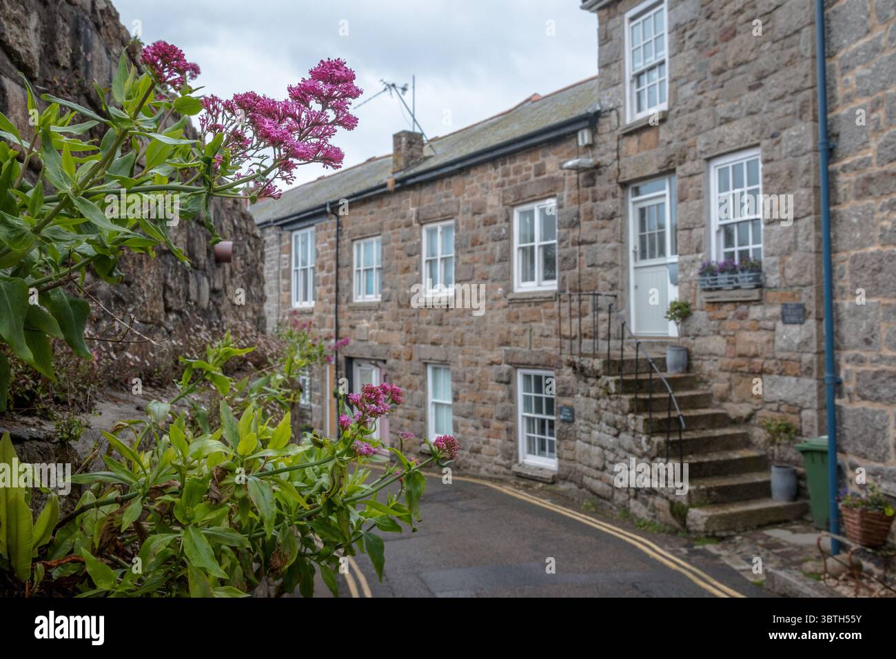 Cornwall town street view sea hi-res stock photography and images - Alamy