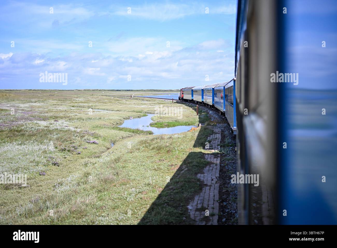 Reise - Wangerooge 2025 am 09.07.2025 Die Inselbahn fährt über die ...