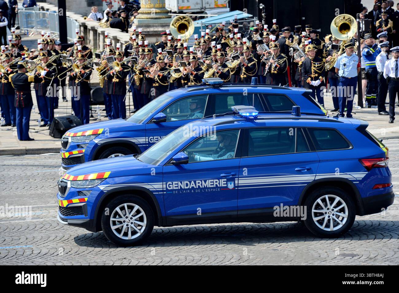 Parade of motorized troops on the Champs Elysées on the occasion of the ...