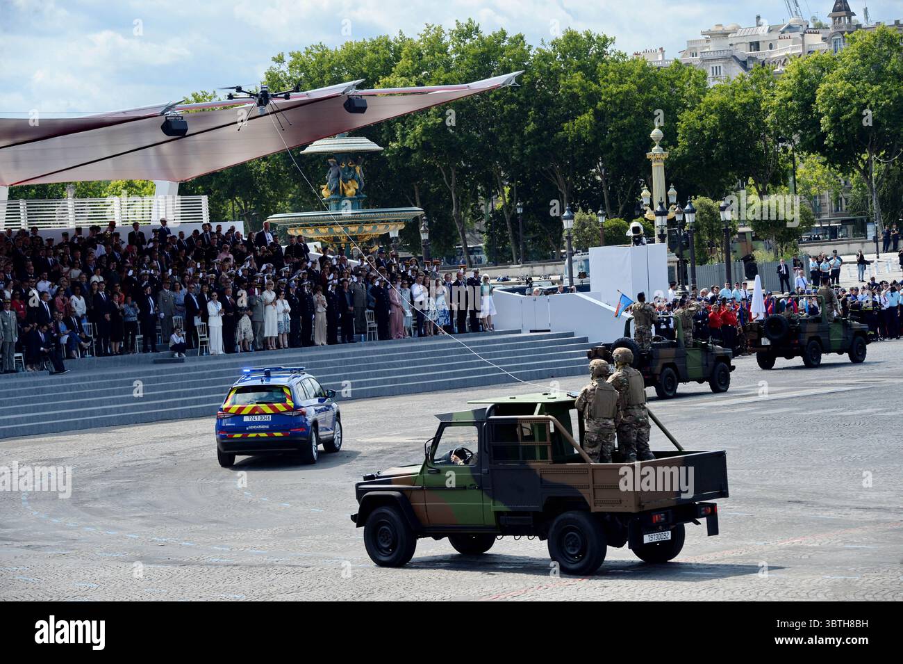 Parade of motorized troops on the Champs Elysées on the occasion of the ...