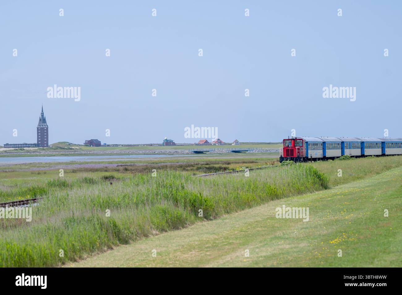 Reise - Wangerooge 2025 am 09.07.2025 Die Inselbahn fährt über die ...
