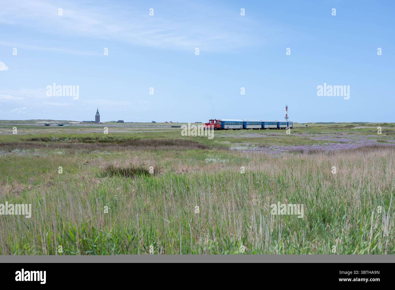 Reise - Wangerooge 2025 am 09.07.2025 Die Inselbahn fährt über die ...