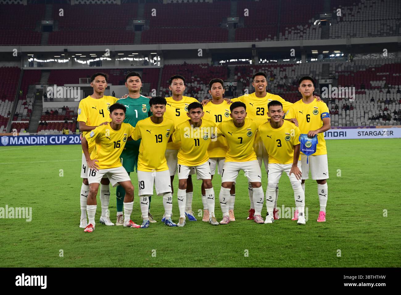(250715) -- JAKARTA, July 15, 2025 (Xinhua) -- Brunei's players pose for a group photo before ...