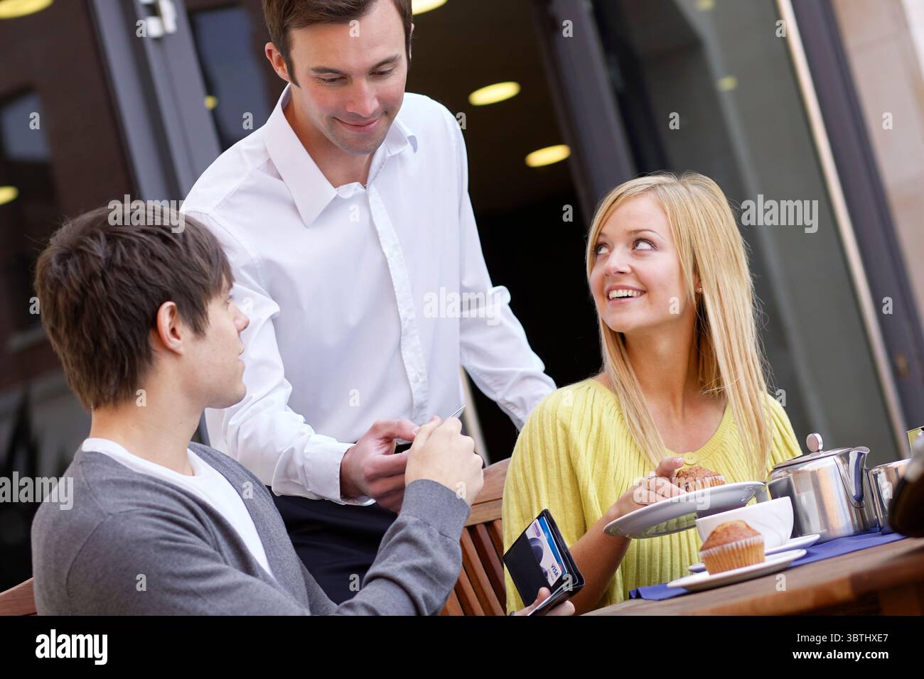 Waiter bill credit card hi-res stock photography and images - Alamy