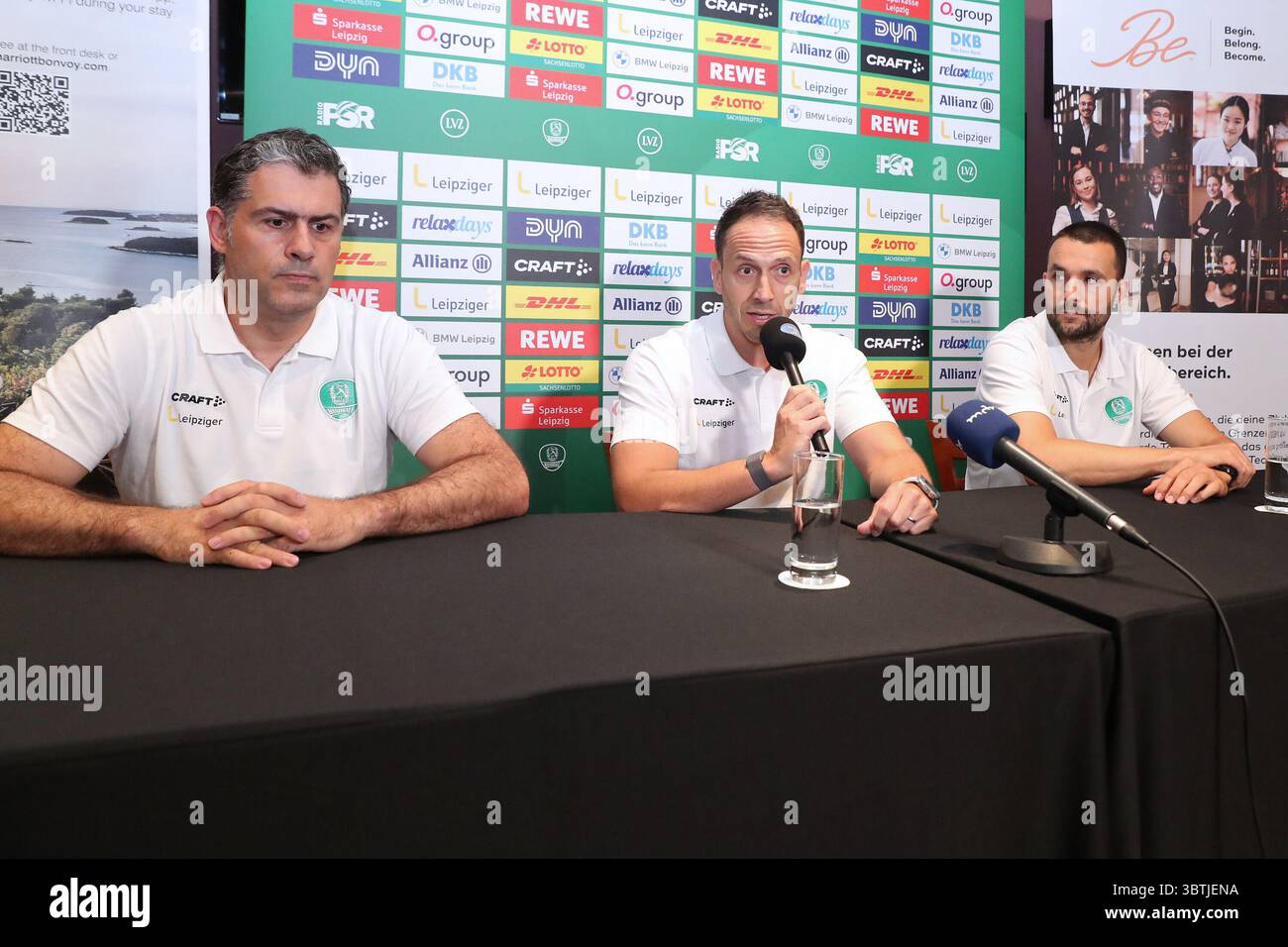 Cheftrainer Raul Alonso (SC DHfK Leipzig/ mitte) zwischen Gesch?ftsf?hrer Karsten G?nther (SC ...