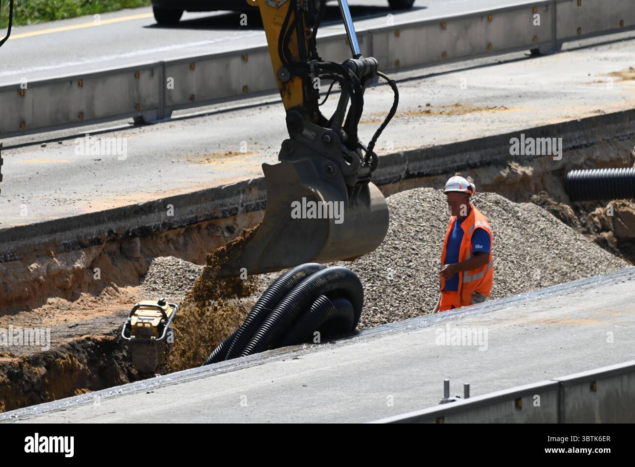 Bauarbeiter und Baumaschinen bei der Arbeit, Autobahnbaustelle der A59 ...