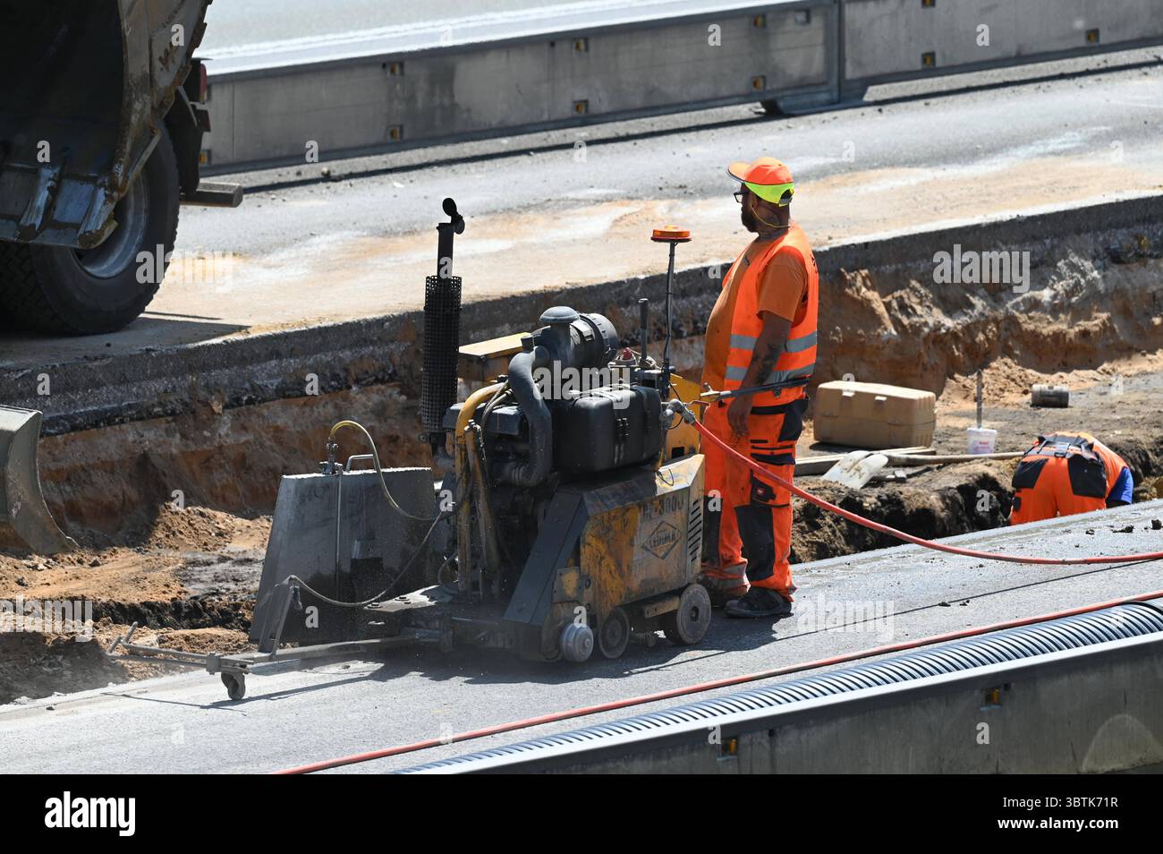 Bauarbeiter und Baumaschinen bei der Arbeit, Autobahnbaustelle der A59 ...