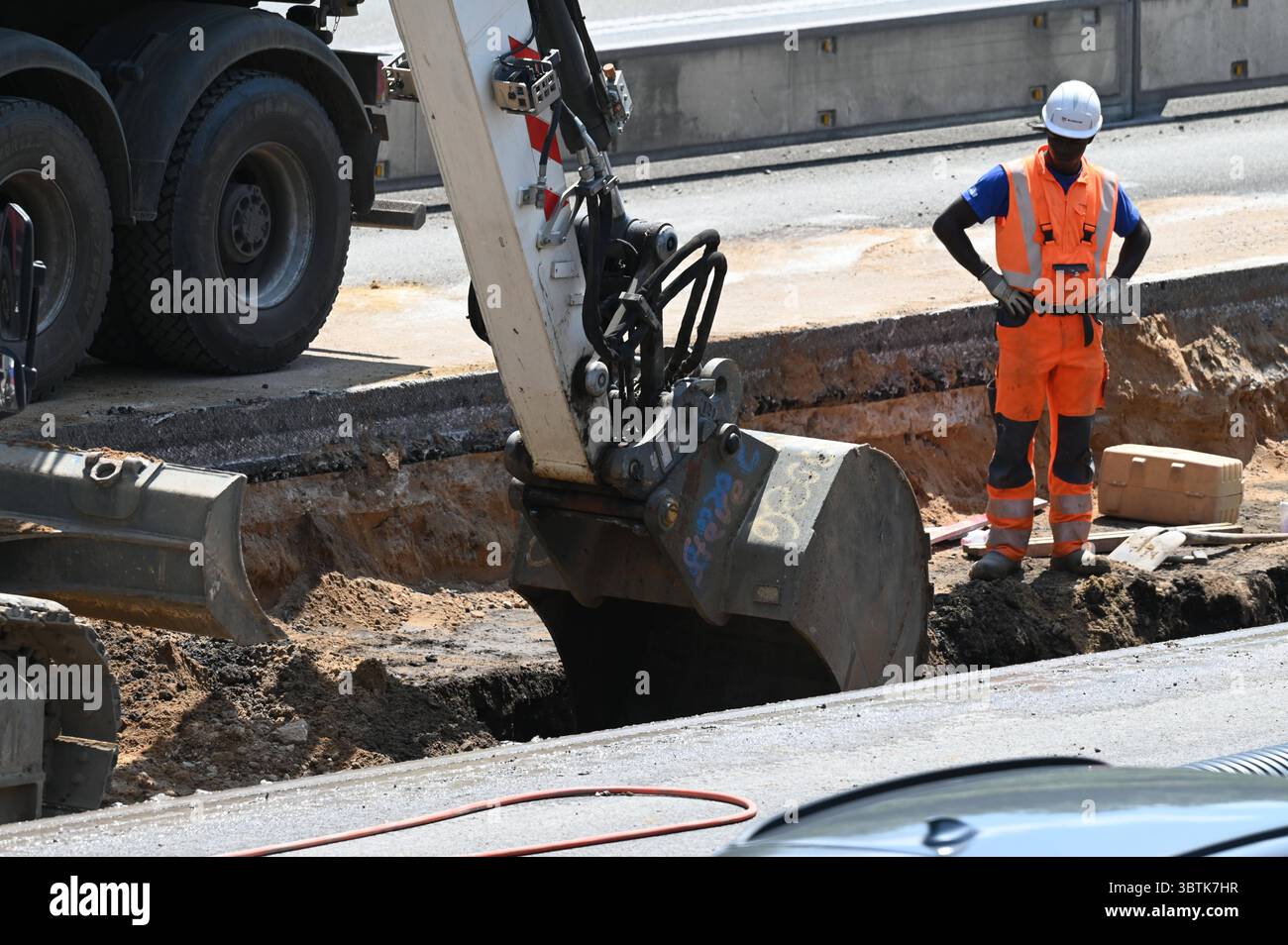 Bauarbeiter und Baumaschinen bei der Arbeit, Autobahnbaustelle der A59 ...