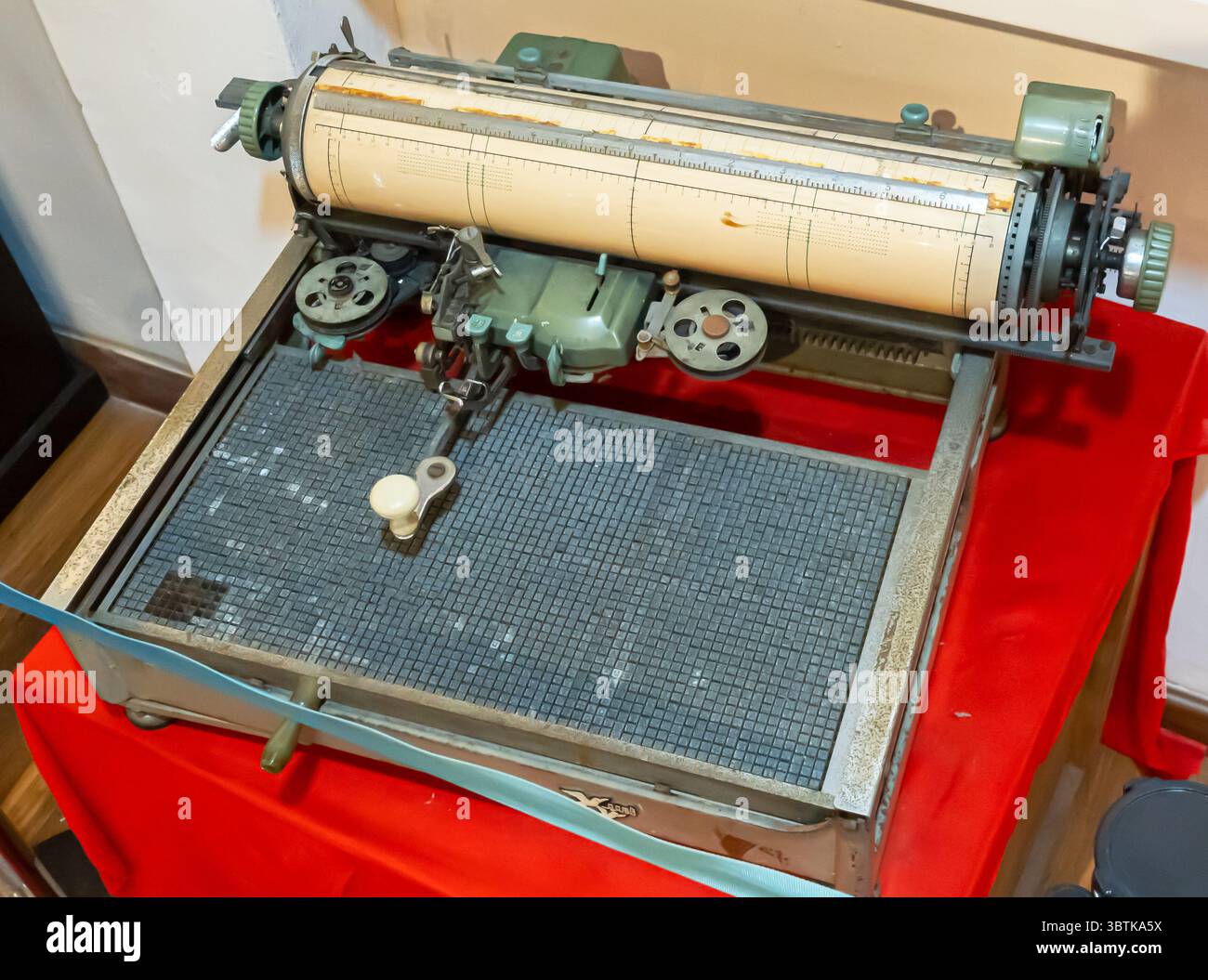 Vintage Chinese typewriter Stock Photo - Alamy