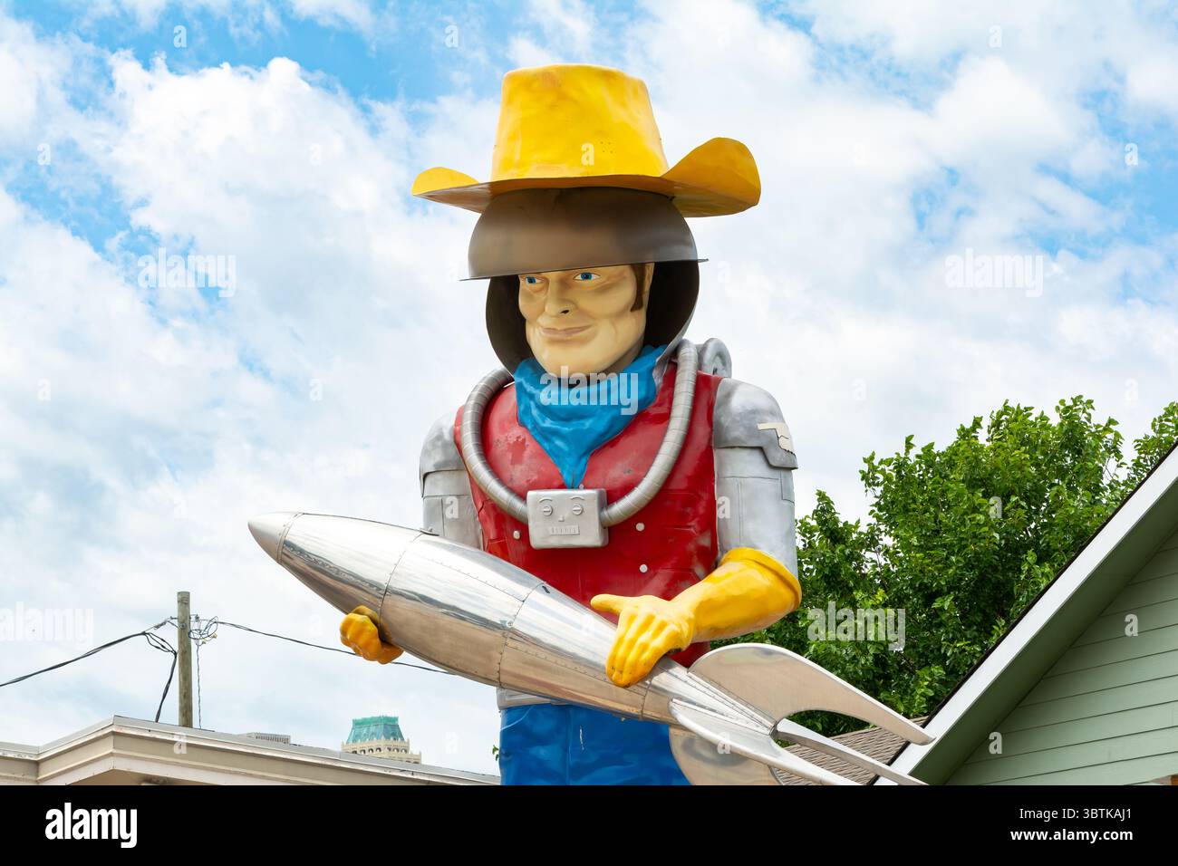 Tulsa, Oklahoma, USA - June 18th 2025 - The famous 'Buck Atom' roadside ...