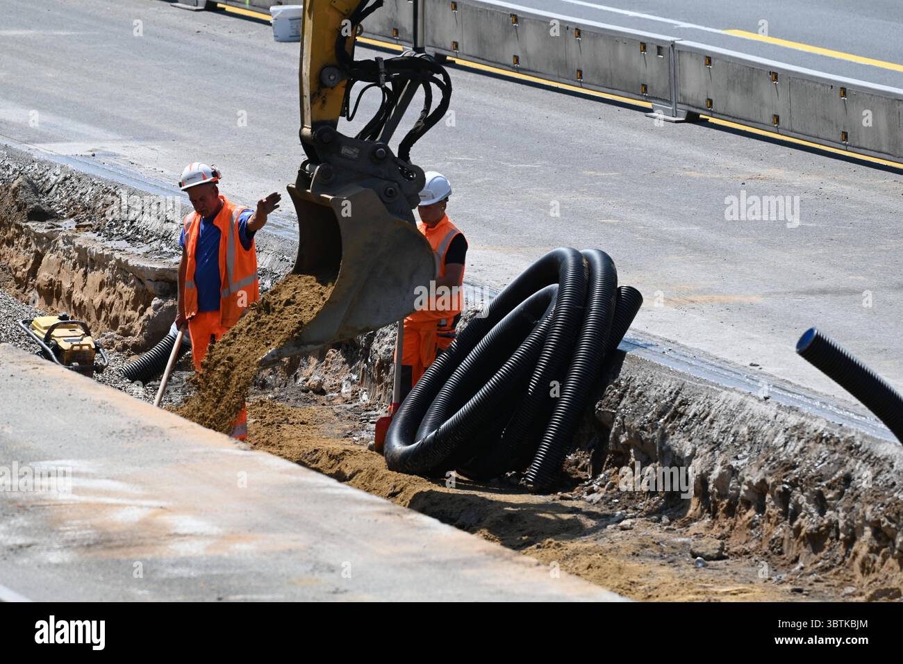 Bauarbeiter und Baumaschinen bei der Arbeit, Autobahnbaustelle der A59 ...