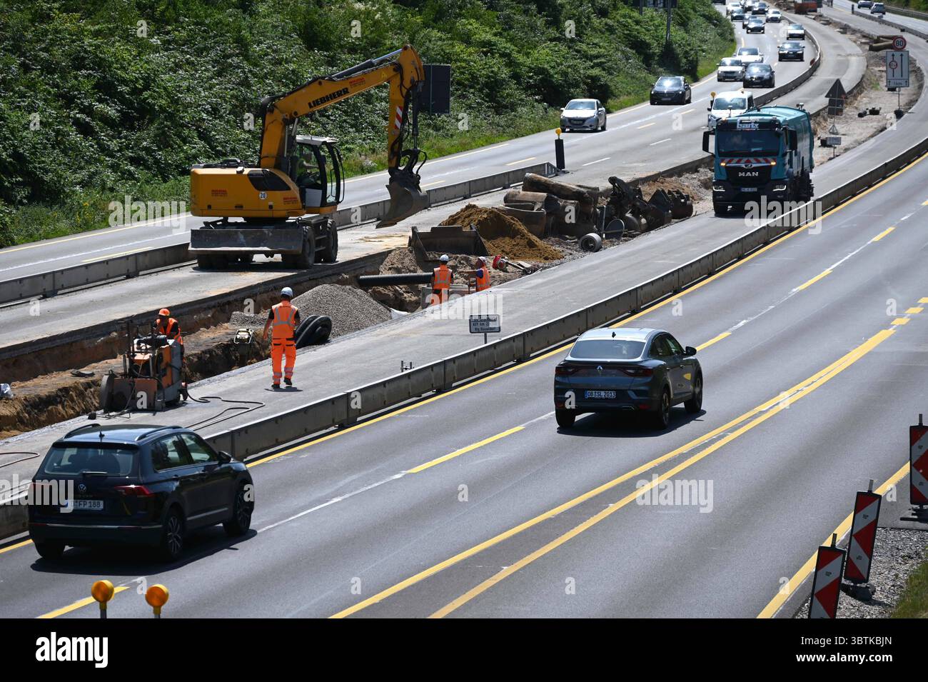 Bauarbeiter und Baumaschinen bei der Arbeit, Autobahnbaustelle der A59 ...
