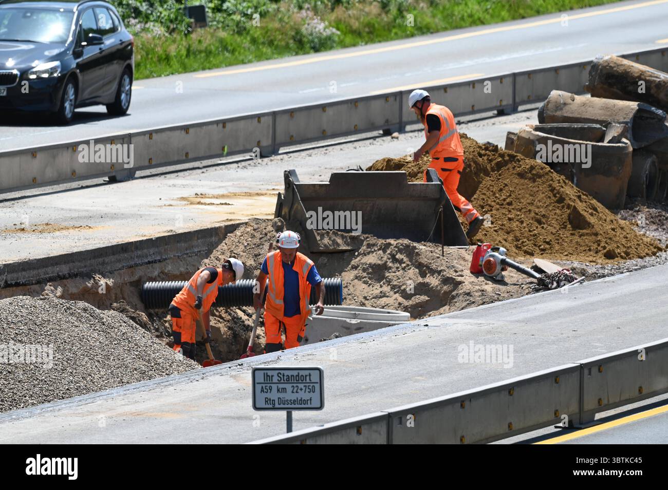 Bauarbeiter und Baumaschinen bei der Arbeit, Autobahnbaustelle der A59 ...