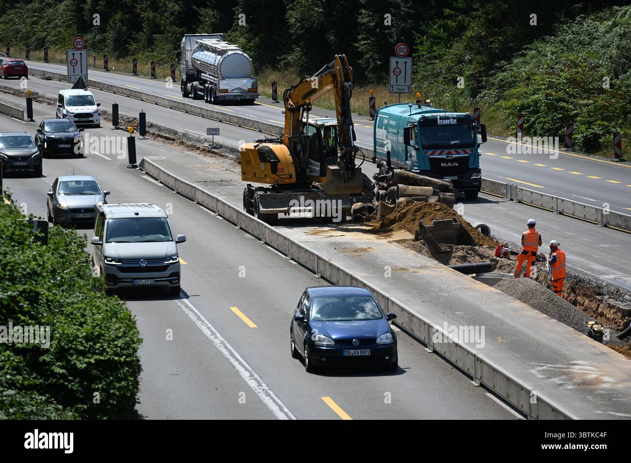 Bauarbeiter und Baumaschinen bei der Arbeit, Autobahnbaustelle der A59 ...