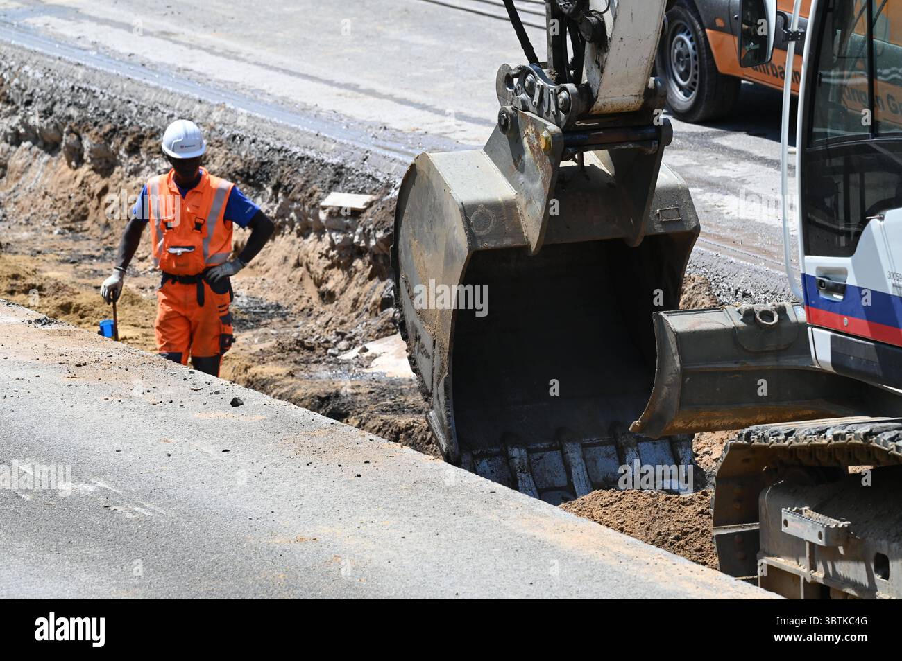 Bauarbeiter und Baumaschinen bei der Arbeit, Autobahnbaustelle der A59 ...