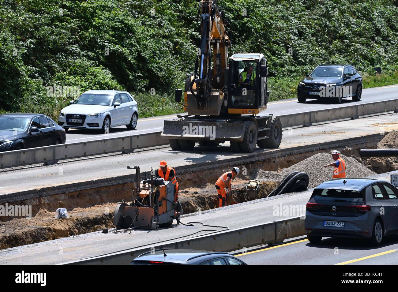 Bauarbeiter und Baumaschinen bei der Arbeit, Autobahnbaustelle der A59 ...