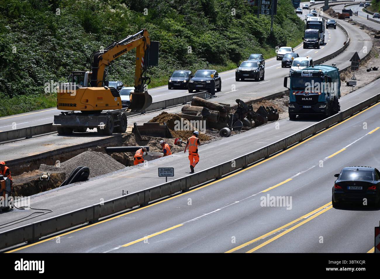 Bauarbeiter und Baumaschinen bei der Arbeit, Autobahnbaustelle der A59 ...