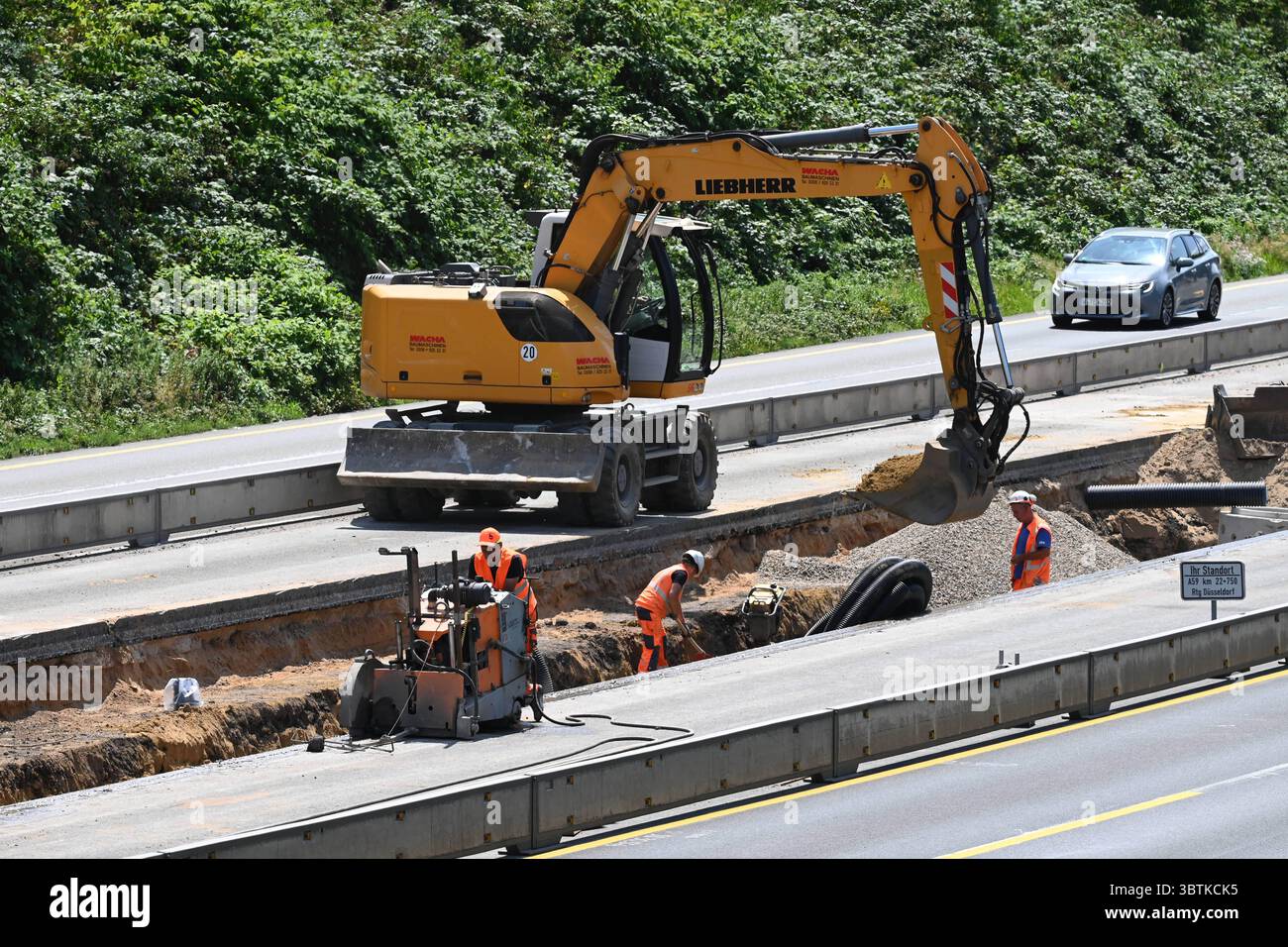 Bauarbeiter und Baumaschinen bei der Arbeit, Autobahnbaustelle der A59 ...